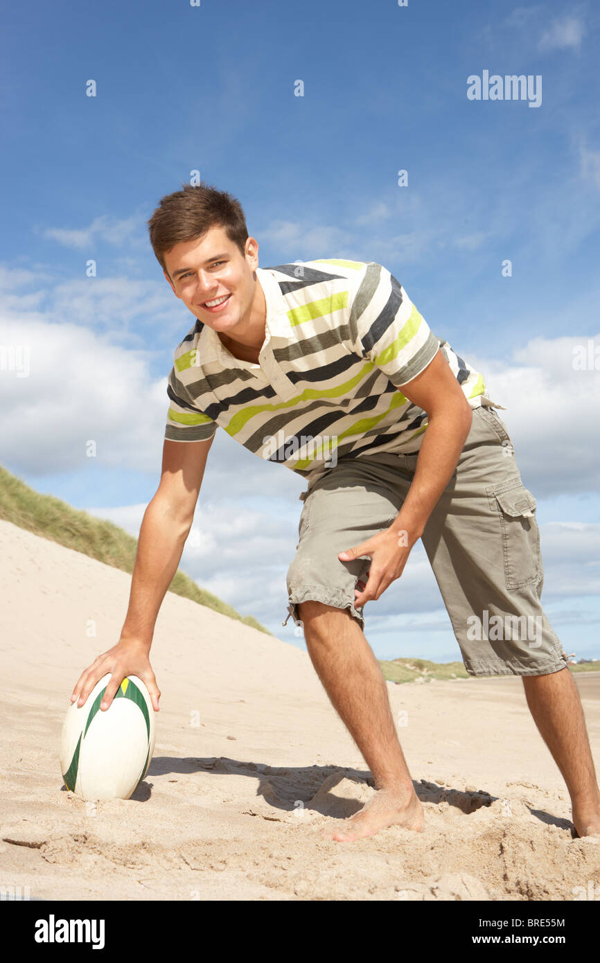 Rugbyball treten -Fotos und -Bildmaterial in hoher Auflösung – Alamy