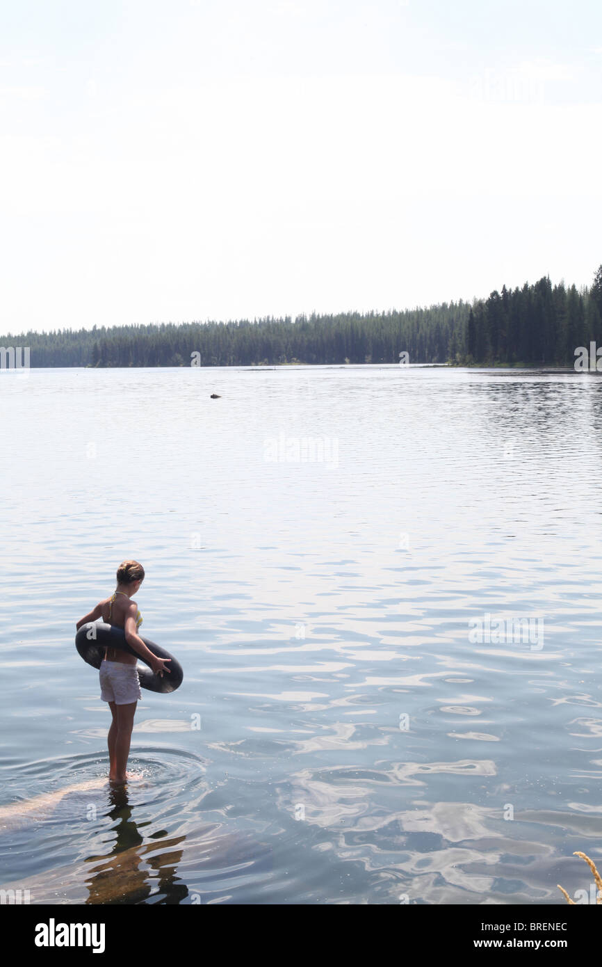 Teen Mädchen stehen auf Log w / Schlauch bereit, in See zu springen ...