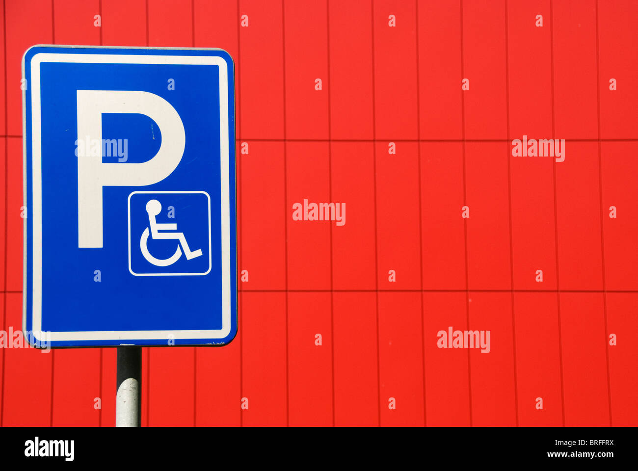 Rotes behindertenschild -Fotos und -Bildmaterial in hoher Auflösung – Alamy