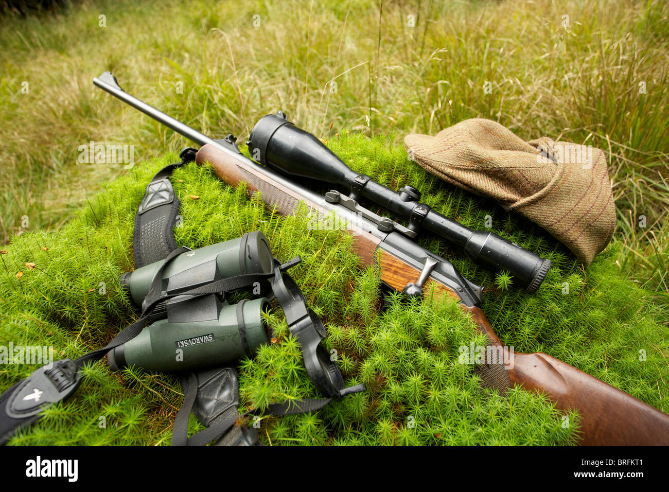 Jagdgewehr mit Fernglas und GAP stalking inmitten der Wälder ...