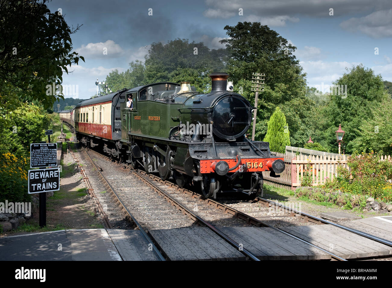 Dampflok kommt bei Hampton Loade Bahnhof auf die Severn Valley Railway ...