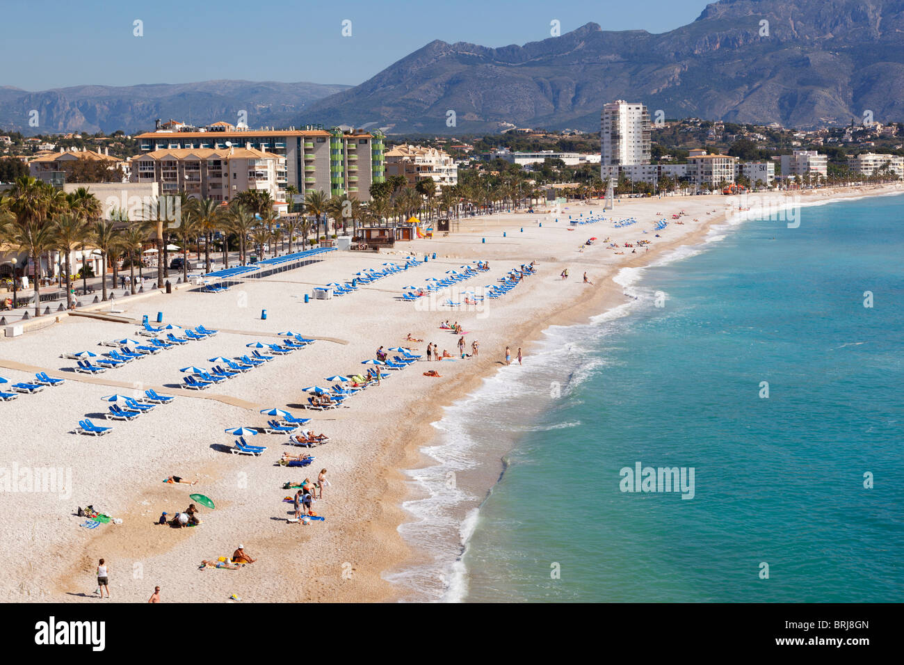 Panoramasicht auf die beleuchteten Strand von Albir, mit der alten ...