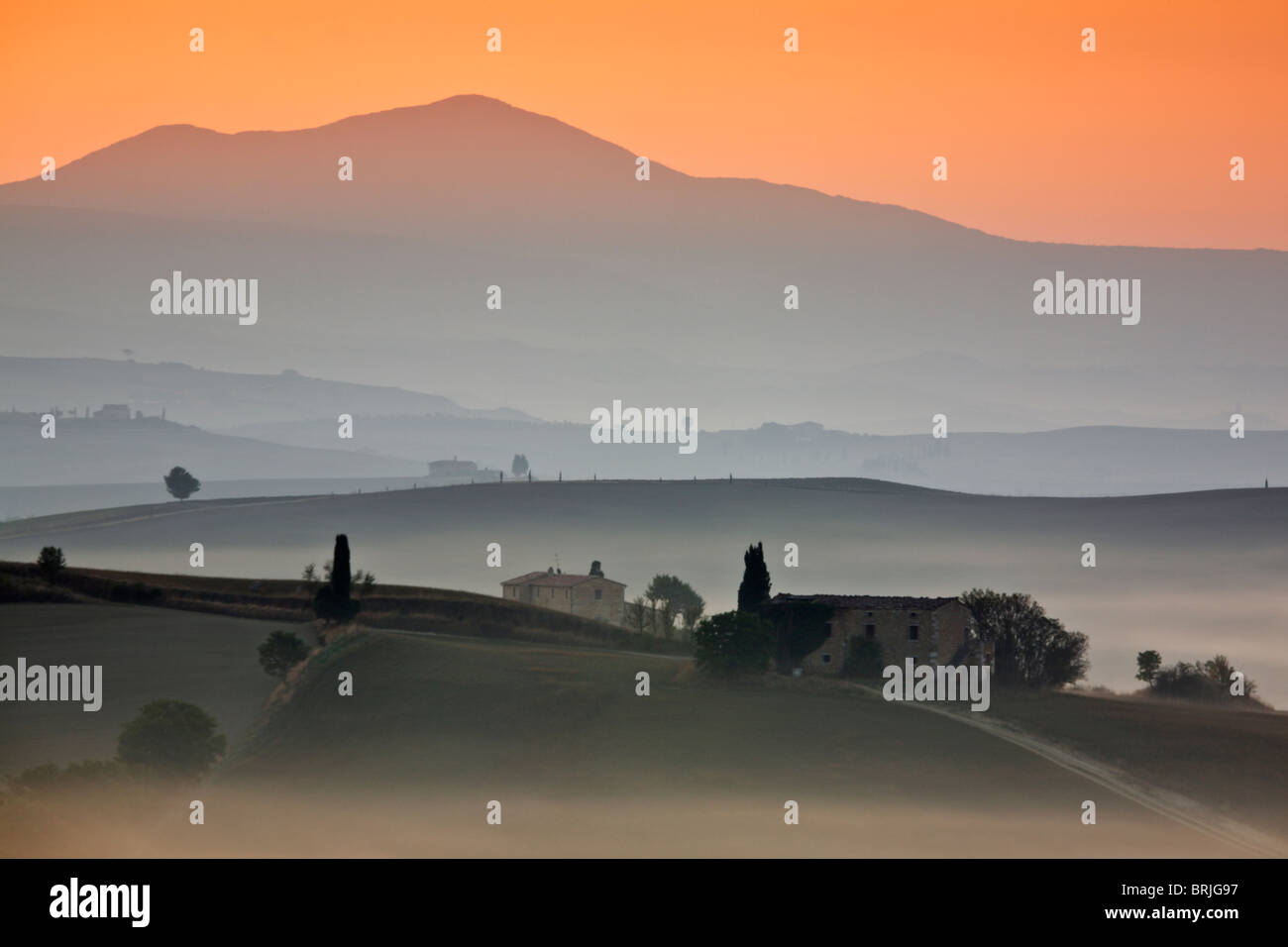 Vor Sonnenaufgang Licht über das Val D'Orcia unter die Silhouette des ...