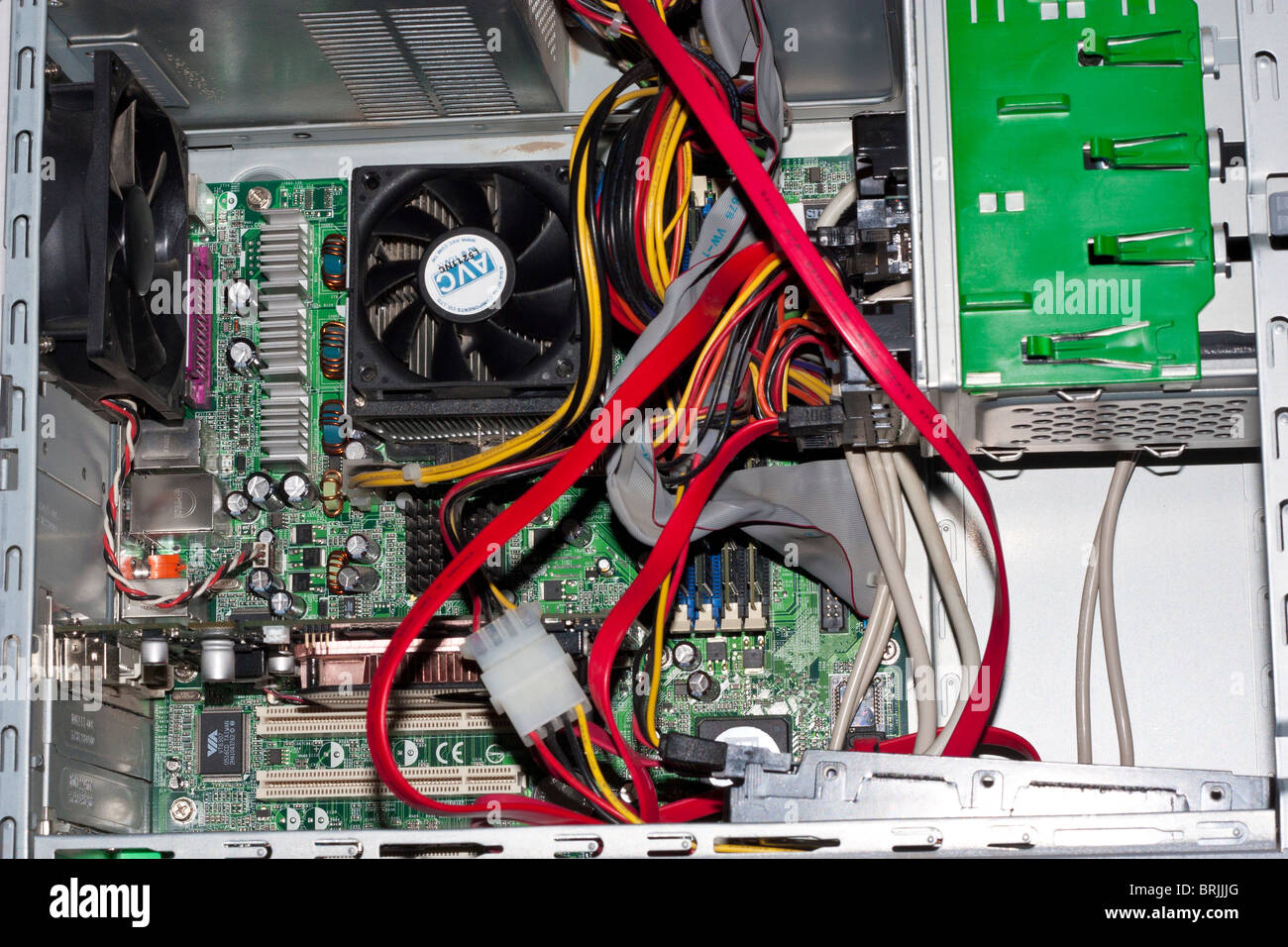 Wiring inside computer -Fotos und -Bildmaterial in hoher Auflösung – Alamy