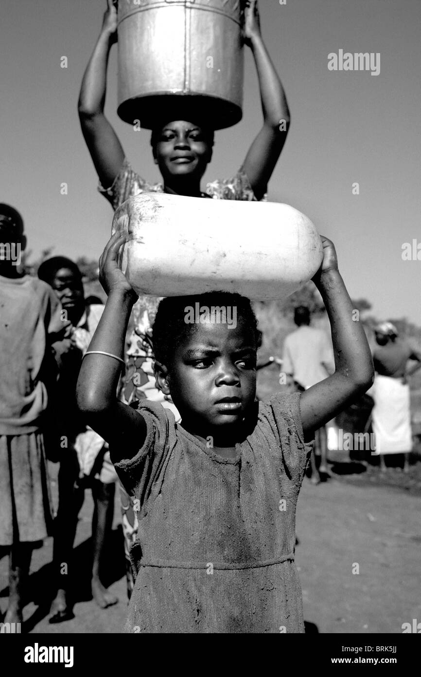 Kinderarbeit, Mädchen mit dem Wassertank, Chikwawa, Malawi ...