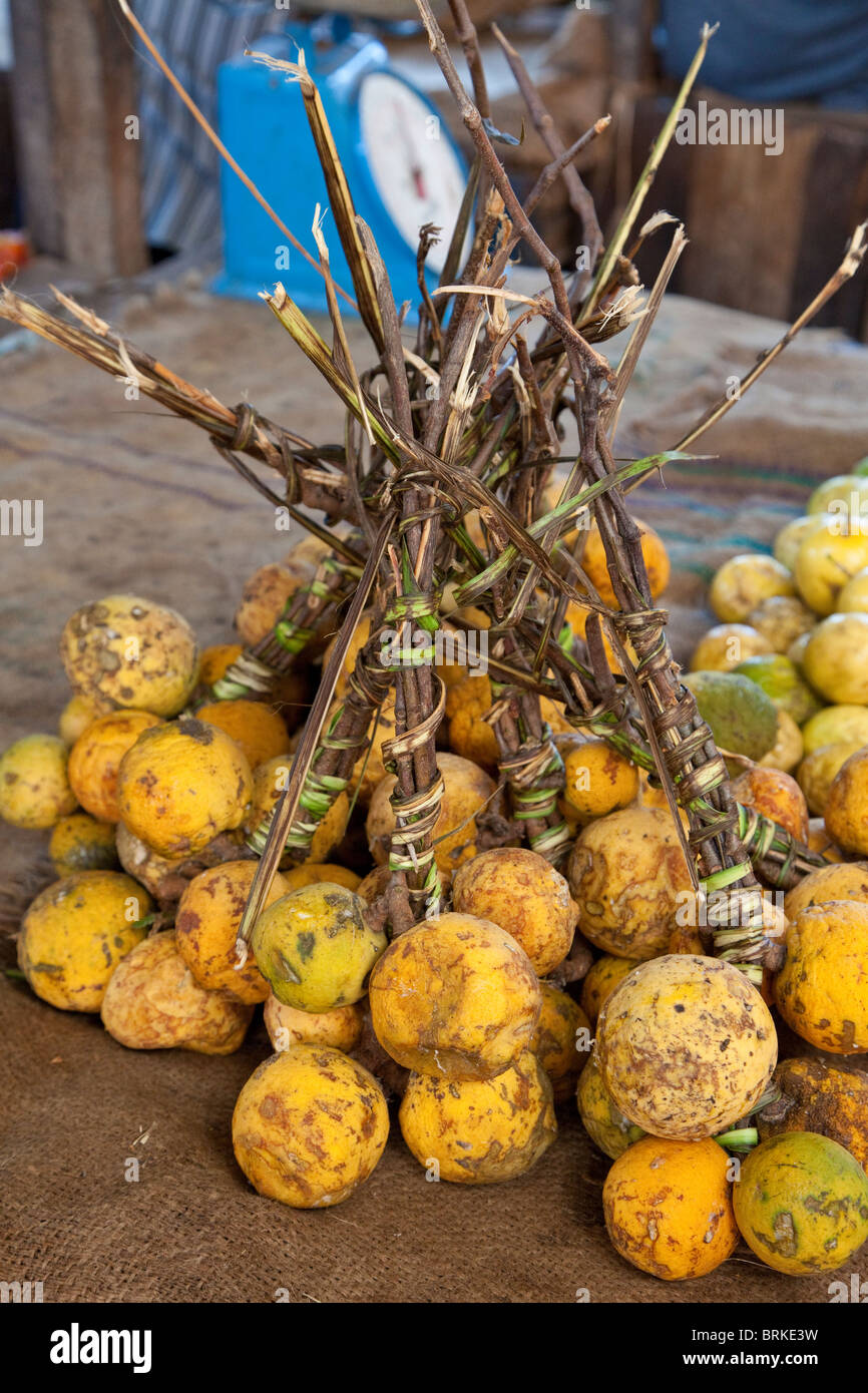 Sansibar, Tansania. Bungo Frucht auf dem Darajani Markt, Stone Town ...