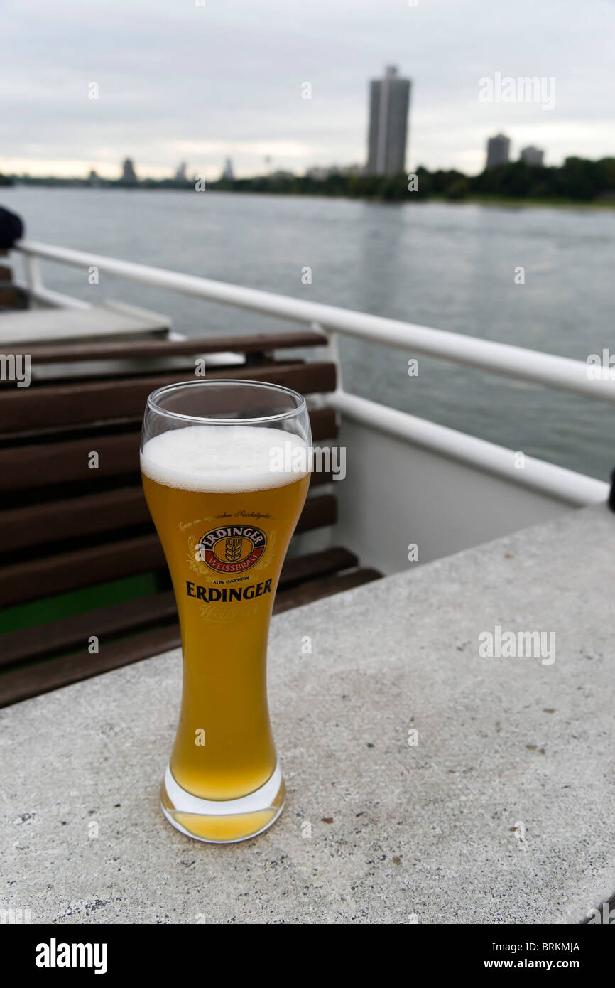 Köln - Erdinger Weissbrau Bier mit Weizen gemacht Stockfotografie - Alamy