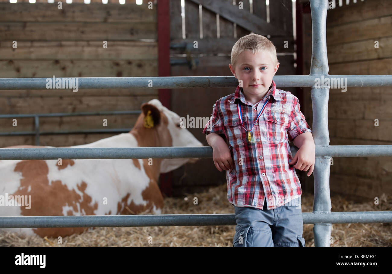 Junge im Stall mit Kuh Stockfotografie - Alamy