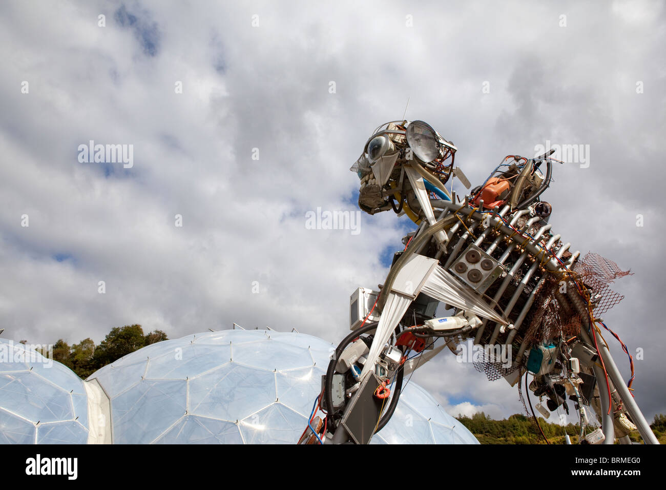 Weee man sculpture eden project -Fotos und -Bildmaterial in hoher ...