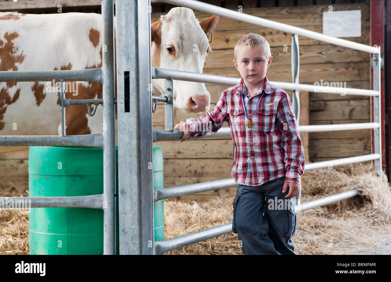 Junge und Kuh Stockfotos und -bilder Kaufen - Alamy