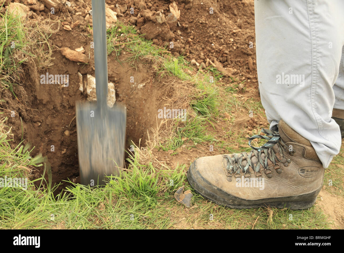 Mann ein loch graben -Fotos und -Bildmaterial in hoher Auflösung – Alamy