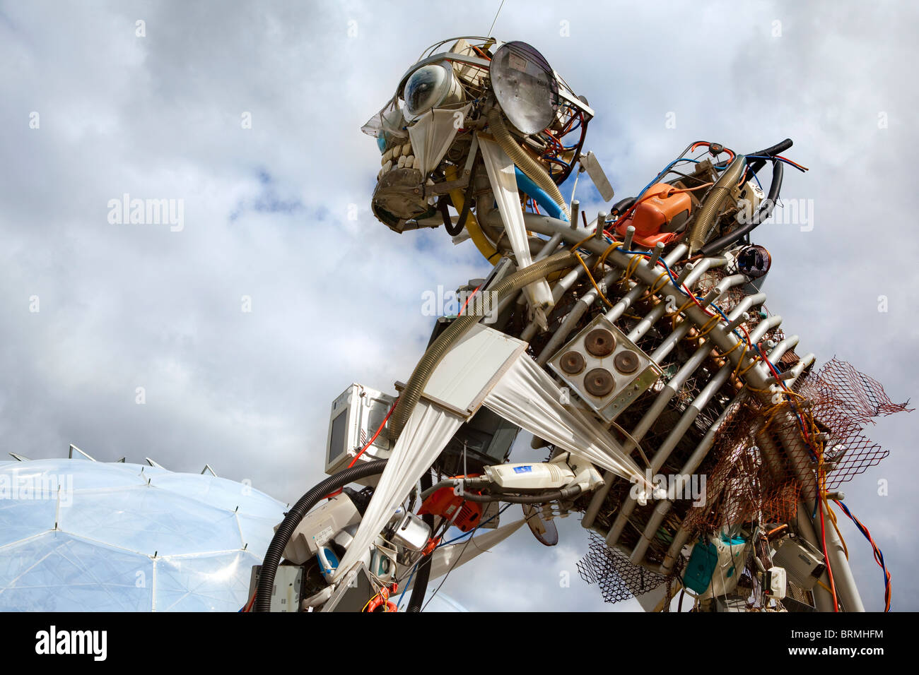 Weee man sculpture eden project -Fotos und -Bildmaterial in hoher ...