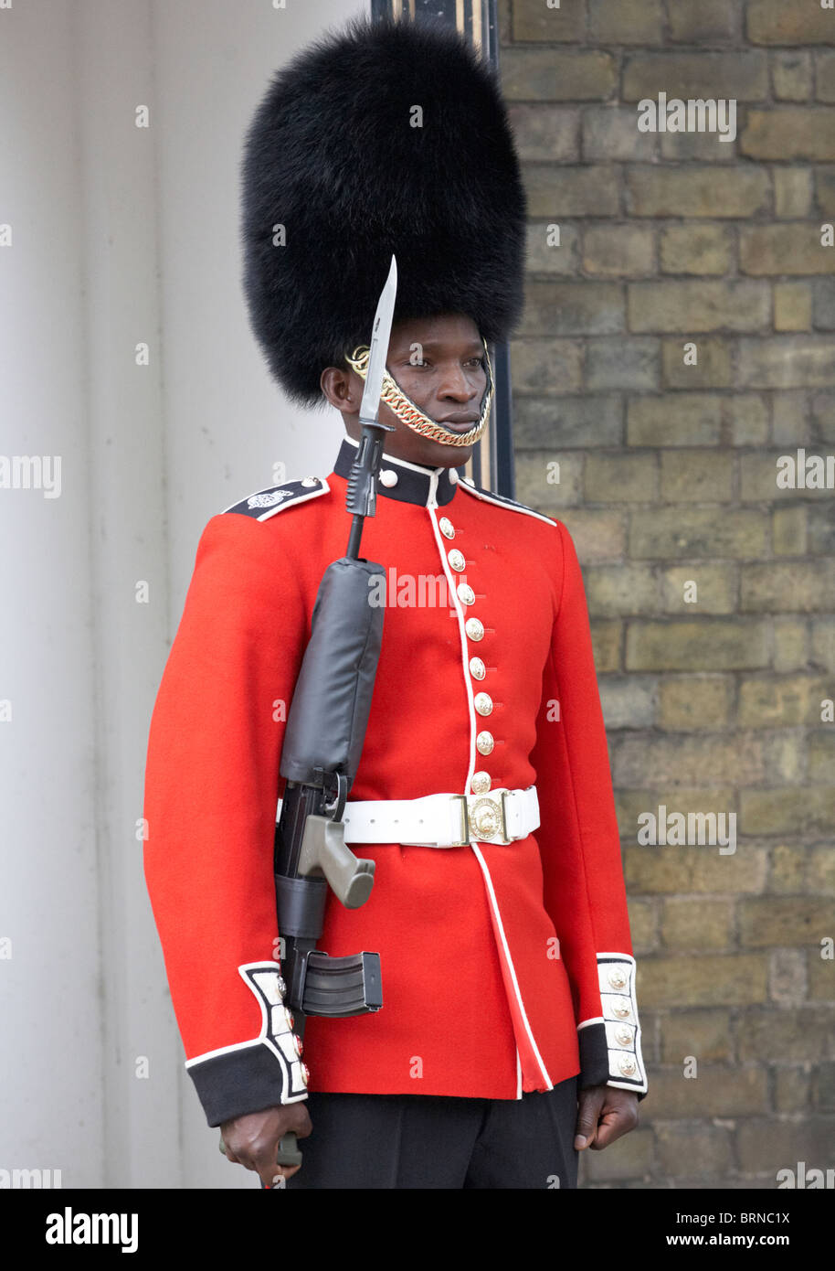Eine schwarze Grenadier königlichen Garde Soldat Clarence House London ...
