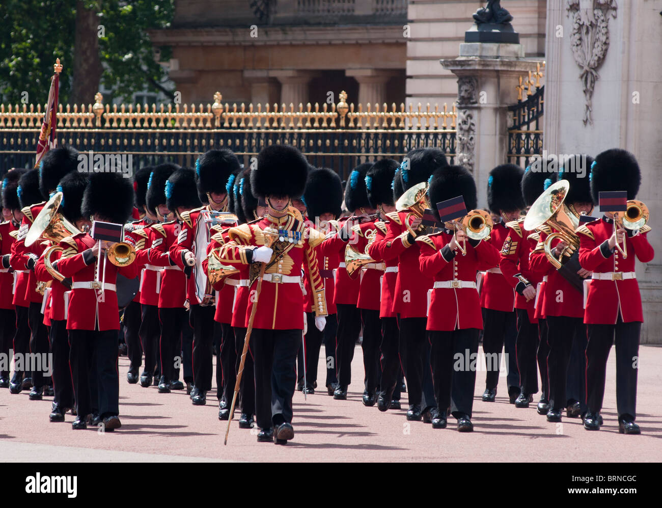 Coldstream Guards Band vor den Toren des Buckingham Palace, London ...