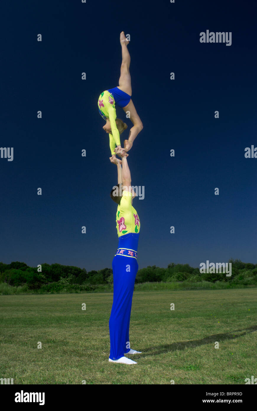 Backbend boy -Fotos und -Bildmaterial in hoher Auflösung – Alamy