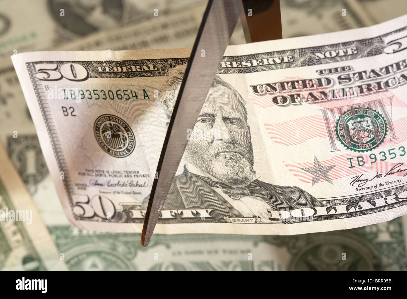 Us dollar scheine und scheren -Fotos und -Bildmaterial in hoher ...