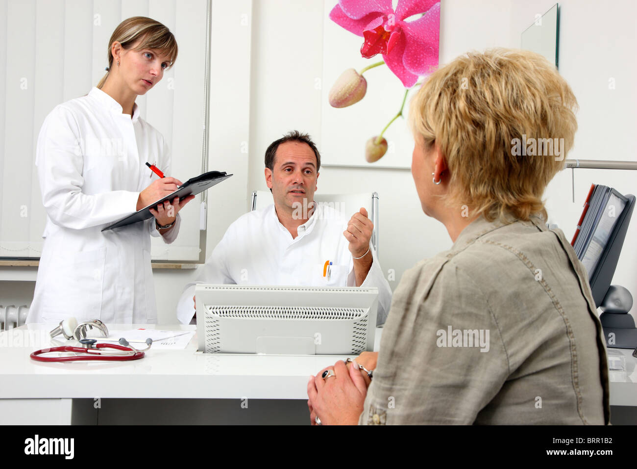 Arzt spricht mit der medizinischen praxis des patienten -Fotos und ...