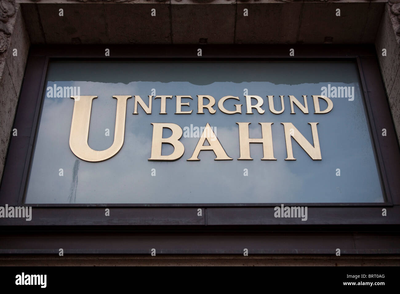 Untergrund Bahn, U-Bahn, Logo über dem Eingang am Kurfürstendamm ...