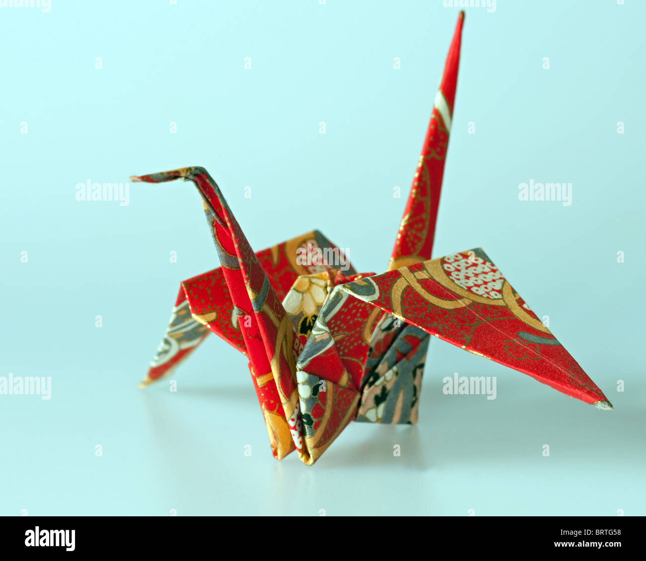 Origami crane -Fotos und -Bildmaterial in hoher Auflösung – Alamy