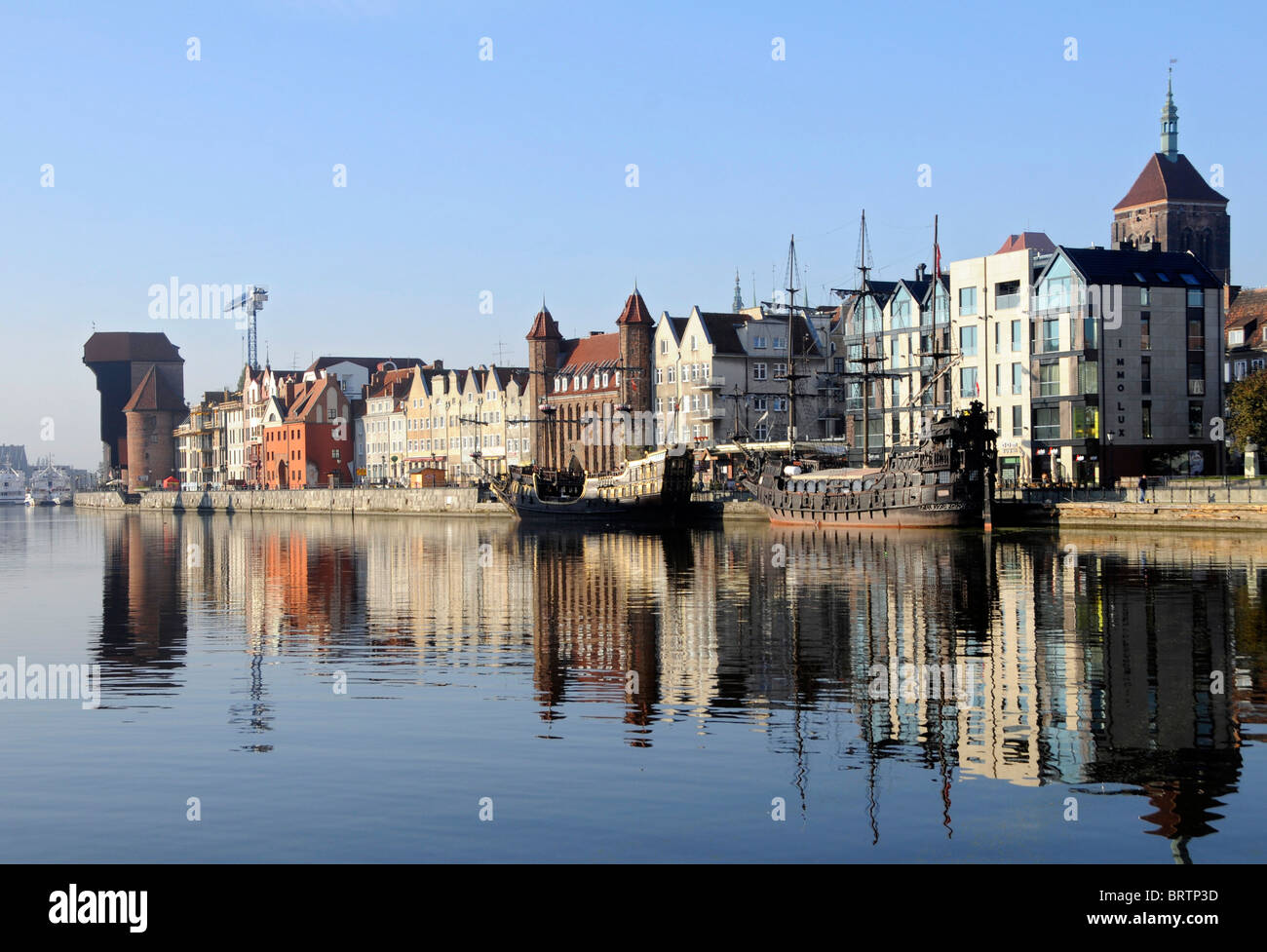 Panorama von der spiegelt der Gdansk Altstadt an einem Kanal. Foto in ...