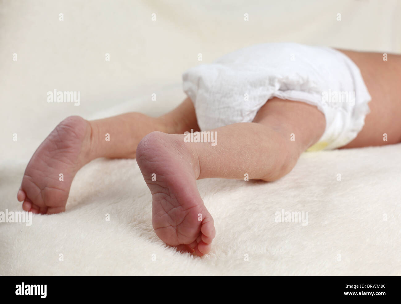 Pampers windeln tragen -Fotos und -Bildmaterial in hoher Auflösung – Alamy