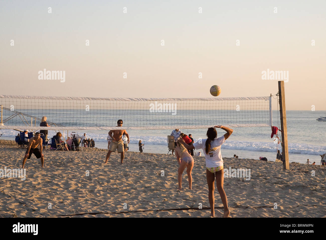 Junge Menschen spielen Volleyball am Strand Stockfotografie - Alamy