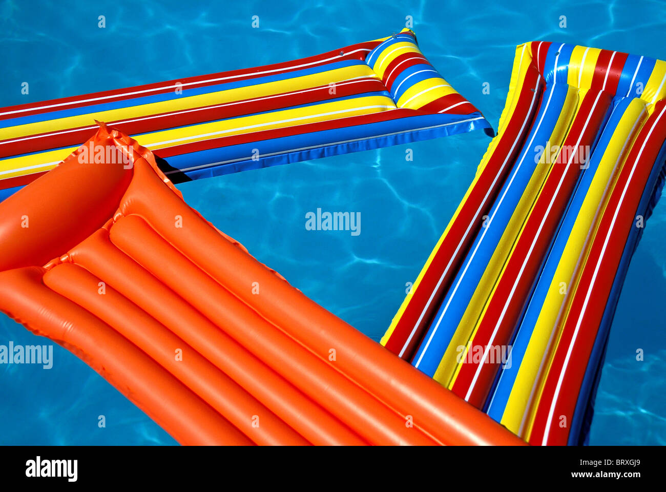 Luftmatratze schwimmt im pool -Fotos und -Bildmaterial in hoher ...