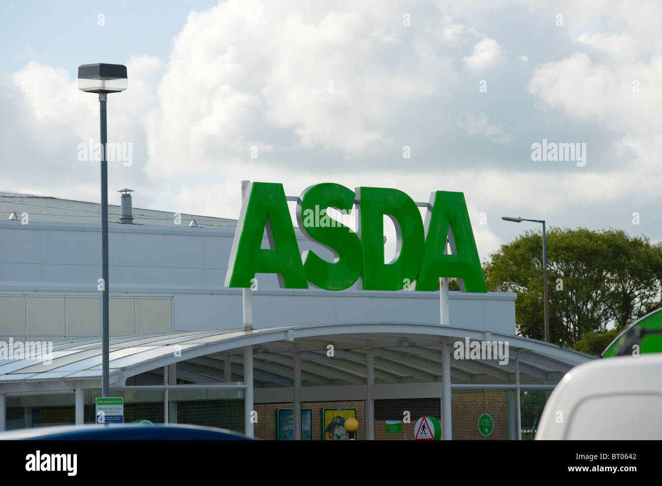 ASDA Supermarkt Logo Schild Eingang UK Stockfotografie - Alamy