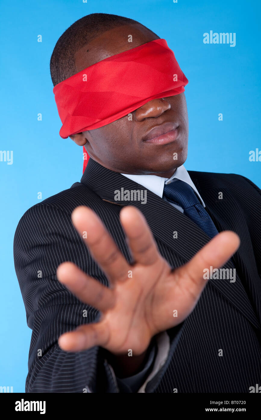 Rote augenbinde -Fotos und -Bildmaterial in hoher Auflösung – Alamy