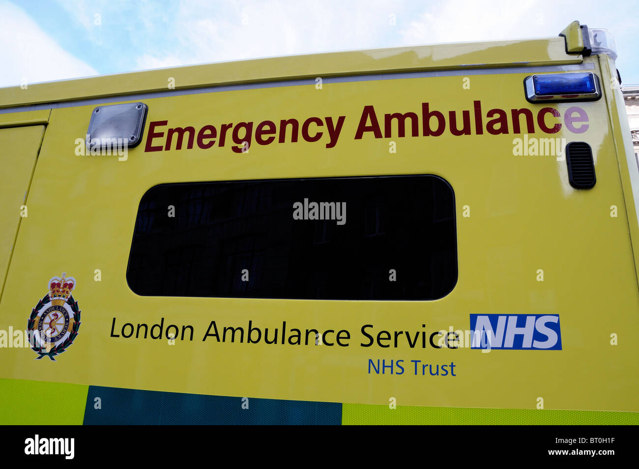 Nahaufnahme eines London Emergency Ambulance zeigt NHS Logos außerhalb ...