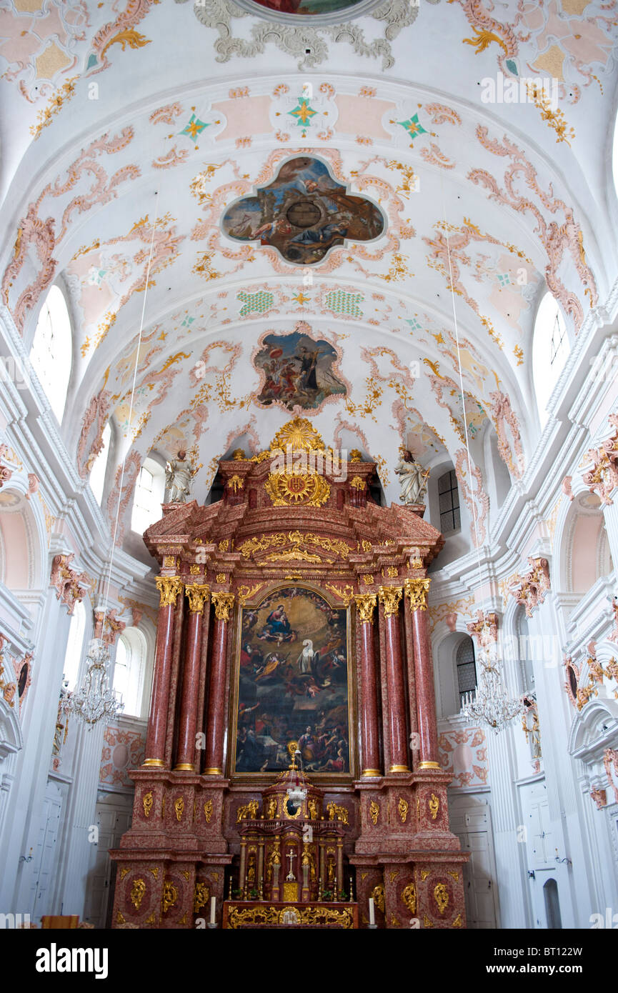 Der Altar in der Jesuitenkirche in Luzern, Schweiz. Eine barocke Kirche ...