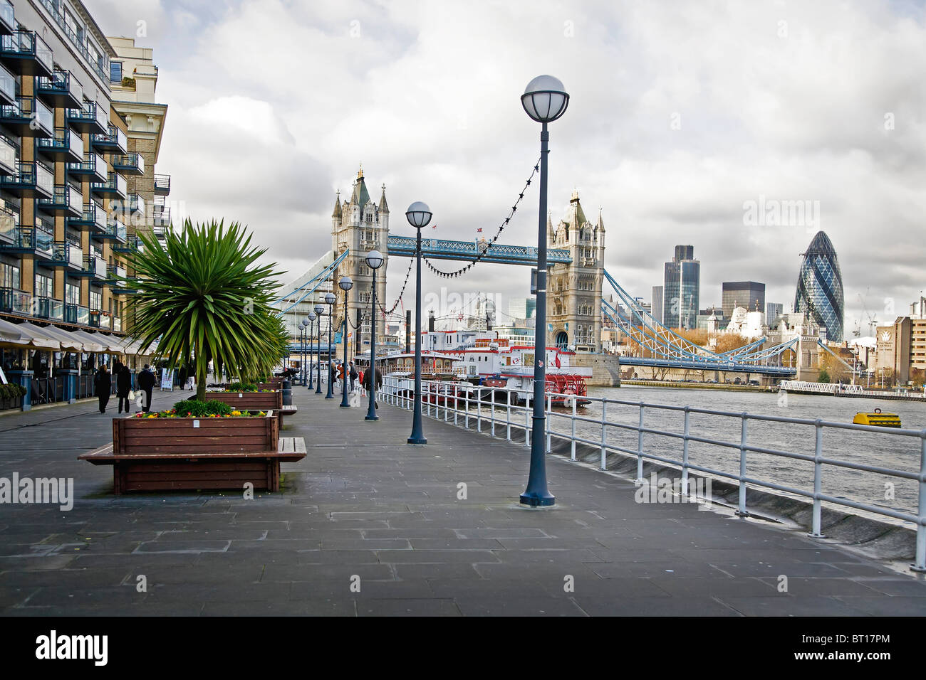 Die Themse In Richtung Tower Bridge Stockfotos und -bilder Kaufen - Alamy