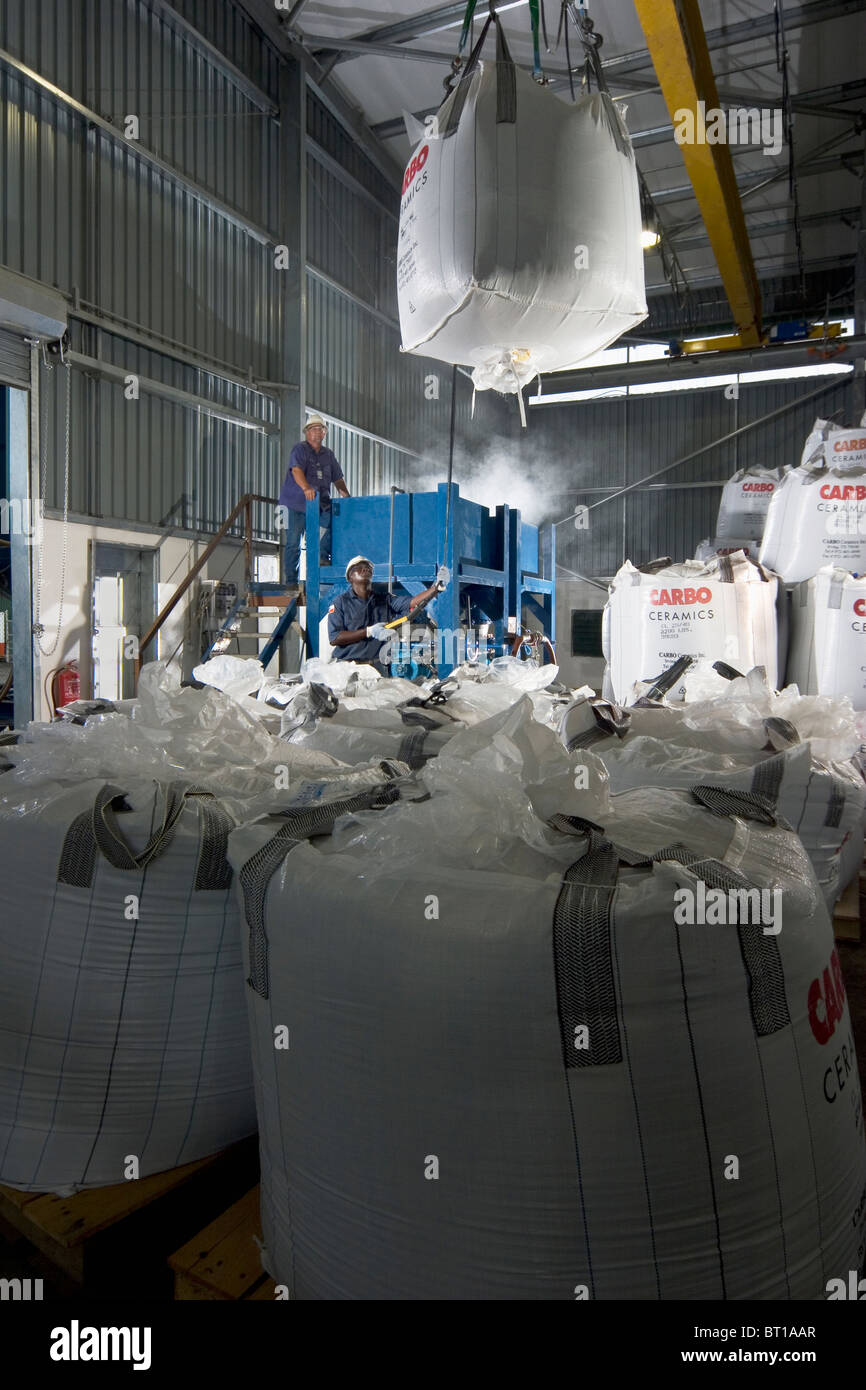 Luba Öl Freeport. Laden von Keramikpartikeln in Lager Trichter für den ...