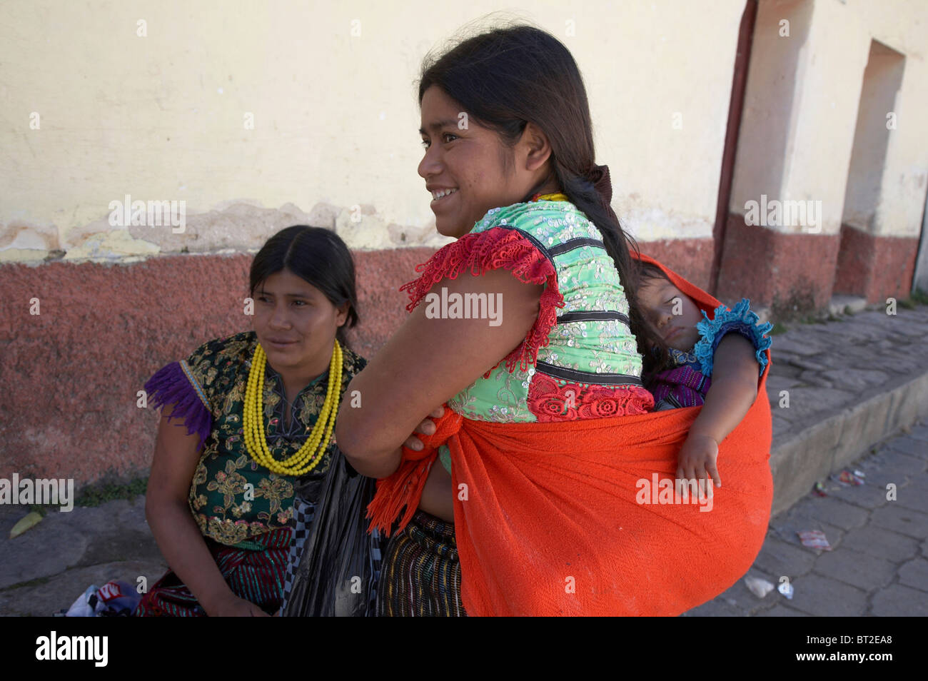Mujer quiche y sus hijos Stockfotos und -bilder Kaufen - Alamy