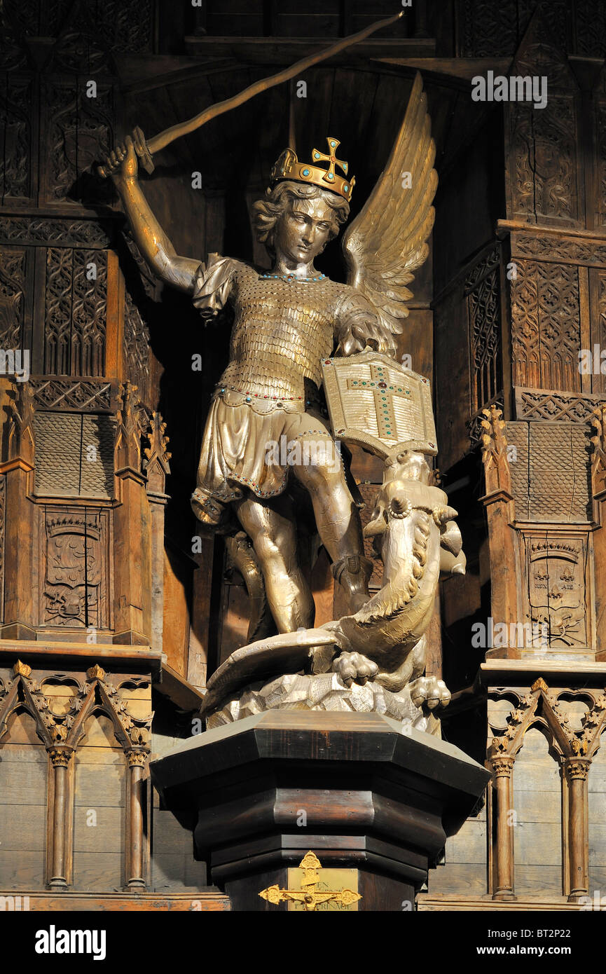 Statue des Erzengels Michael slaying einen Drachen am Mont-Saint-Michel ...