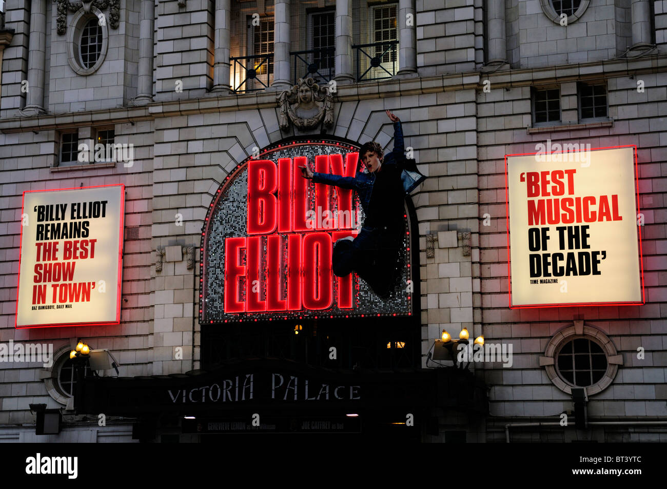 Billy Elliot musical Werbetafeln an der Victoria Palace Theatre, London, England, UK ...
