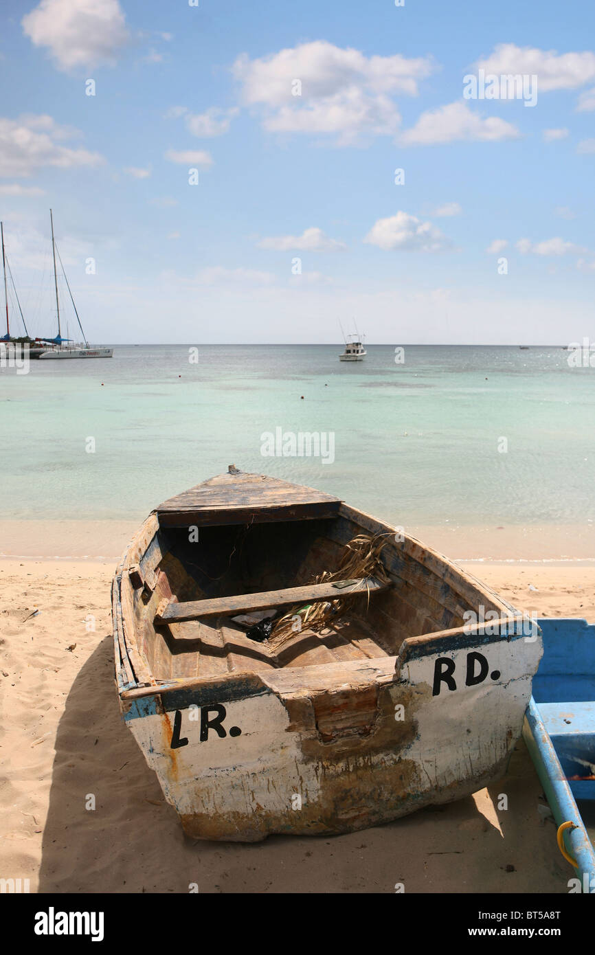 Kleines Boot an einem Strand in Bayahibe, Dominikanische Republik ...