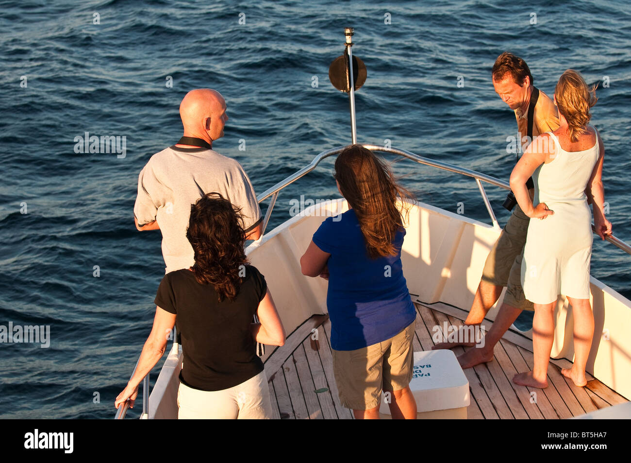 Menschen an Deck eines Kreuzfahrtschiffes Boot am Hafen Egas (James Bay ...
