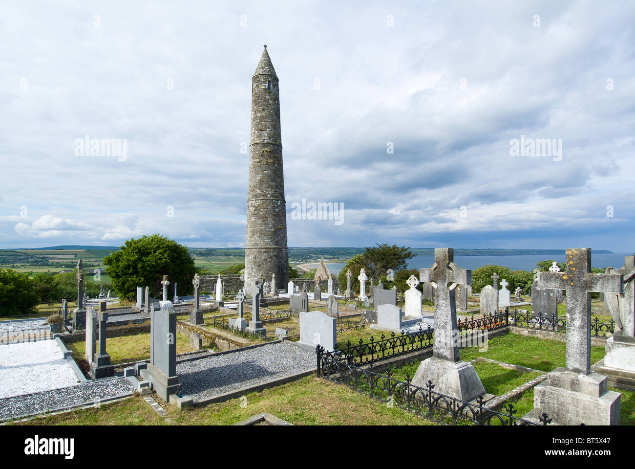 Kilmacduagh round tower galway ireland -Fotos und -Bildmaterial in ...