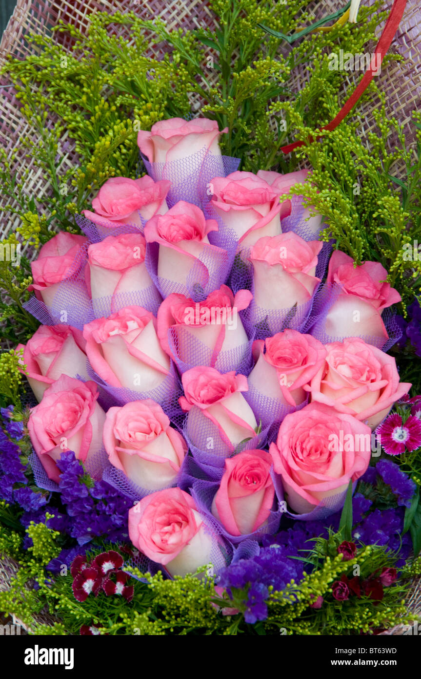 Blumenstrauß aus englischen rosen -Fotos und -Bildmaterial in hoher ...