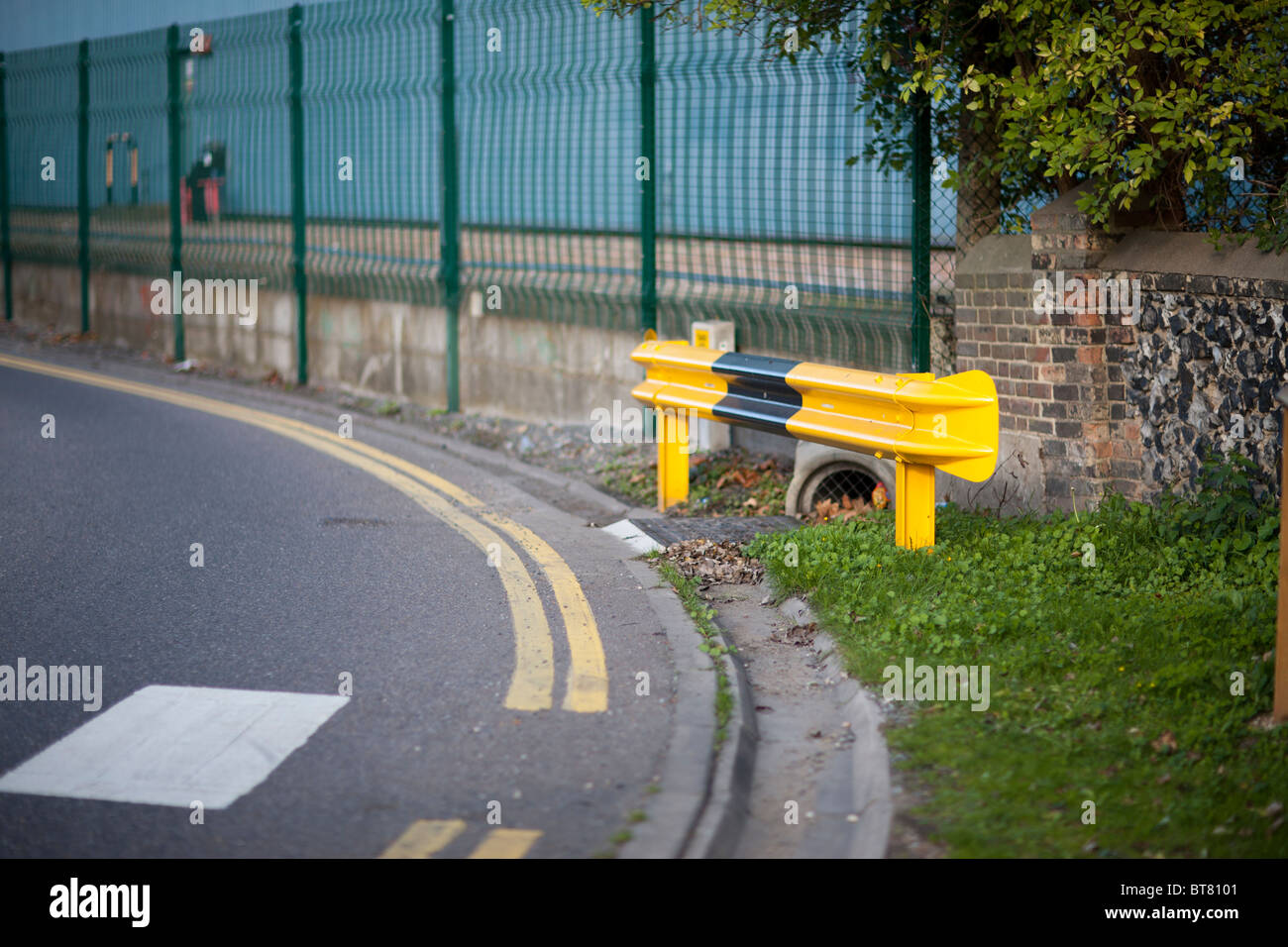 Road crash barrier -Fotos und -Bildmaterial in hoher Auflösung – Alamy