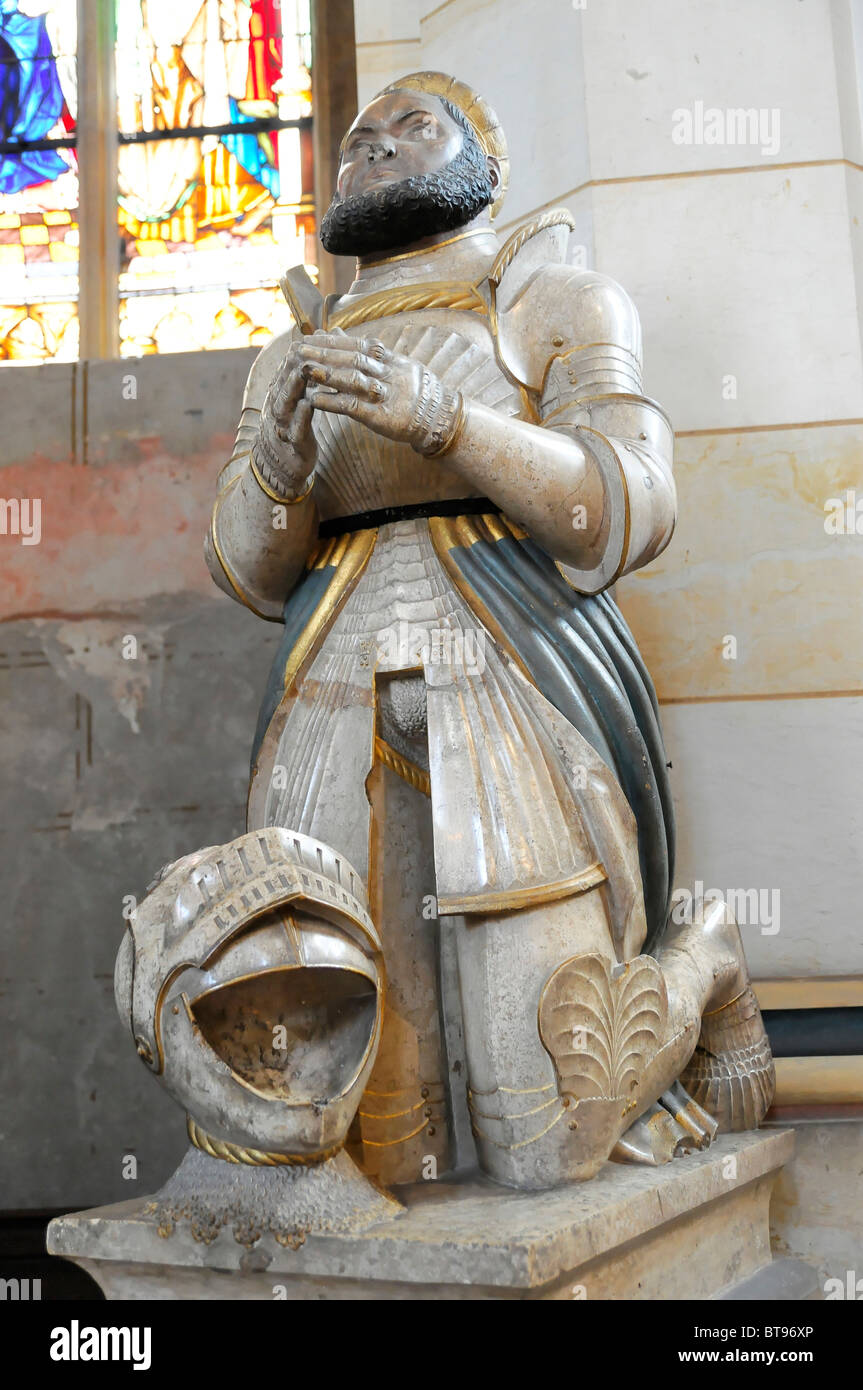 Knight kneeling -Fotos und -Bildmaterial in hoher Auflösung – Alamy