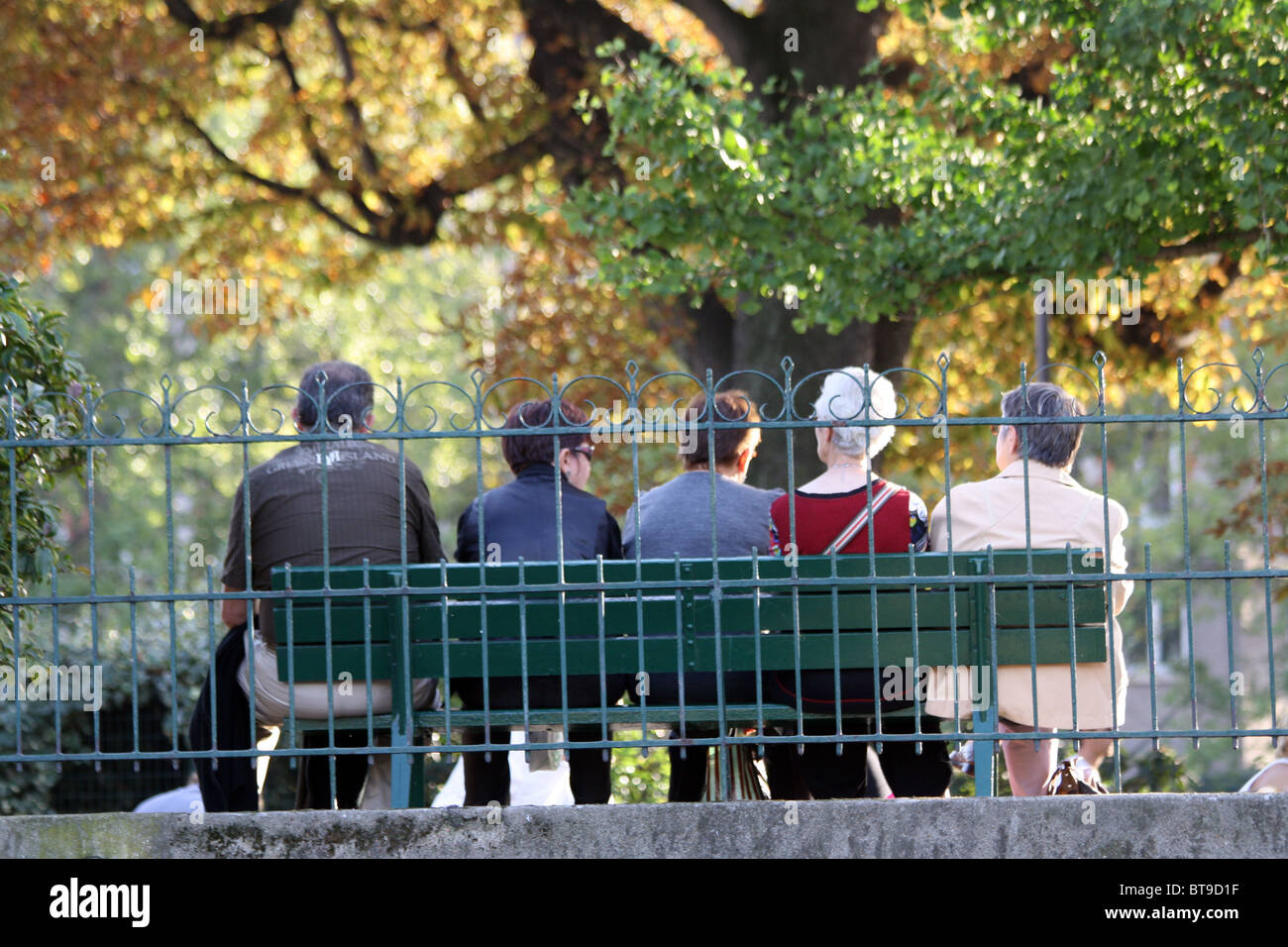 Leute, die auf einer bank an der wade sitzen -Fotos und -Bildmaterial in hoher Auflösung – Alamy