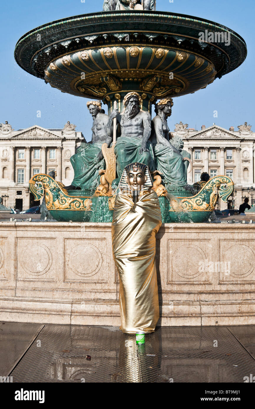 lebende Statue mime mit vergoldeten King Tut oder Sphinx Maske ergänzt ...