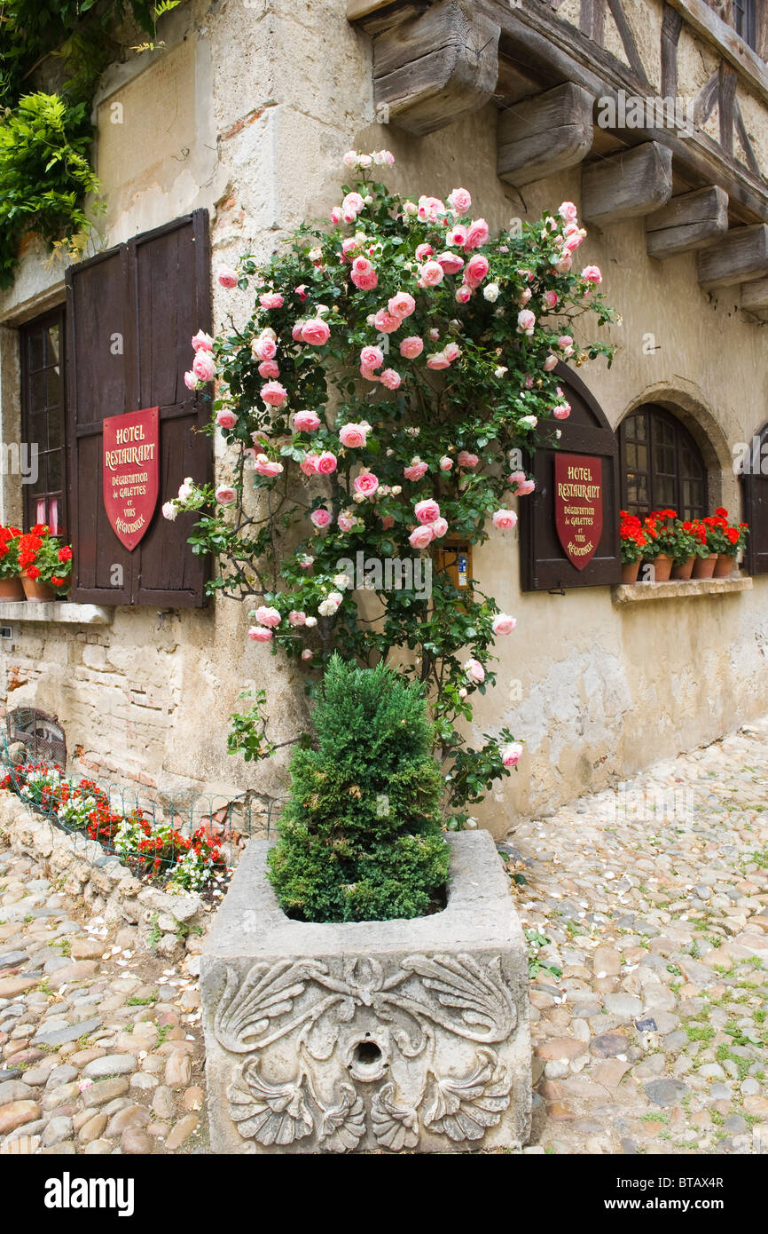 Straße mit Kopfsteinpflaster, ummauerten mittelalterlichen Stadt ...