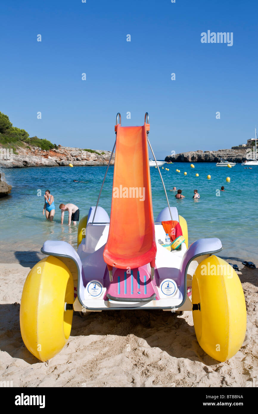 Pedalo at sea -Fotos und -Bildmaterial in hoher Auflösung – Alamy