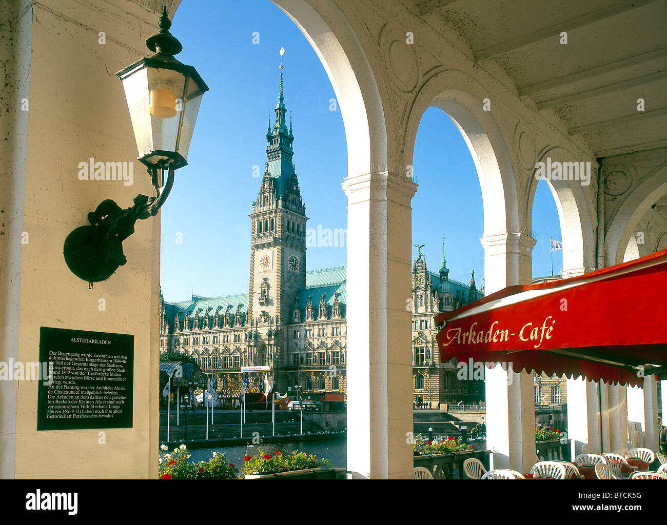 Hamburg rathaus arkaden -Fotos und -Bildmaterial in hoher Auflösung – Alamy