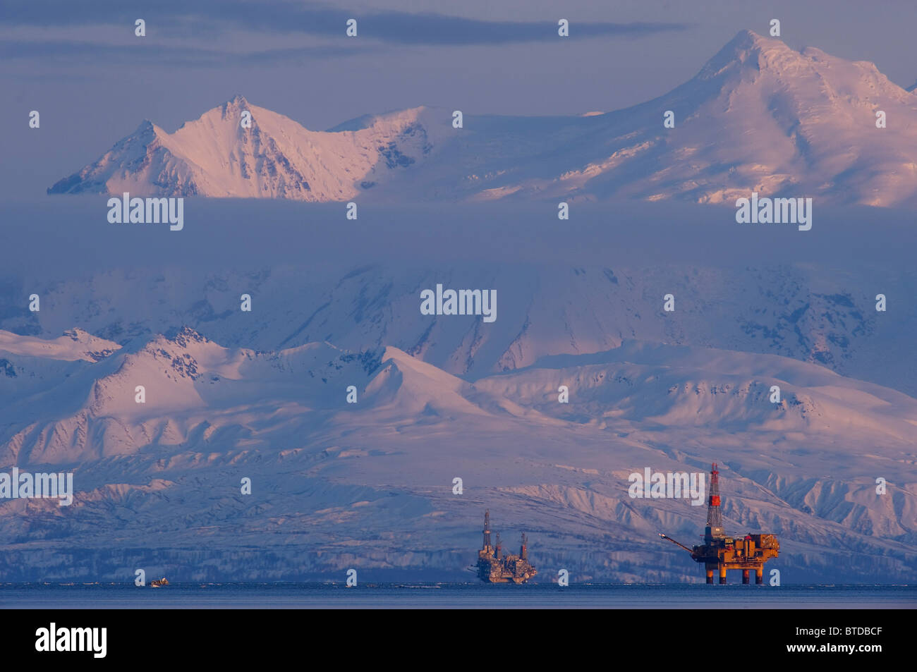 Drei Plattformen in Cook Inlet mit Mount Spurr droht große im ...