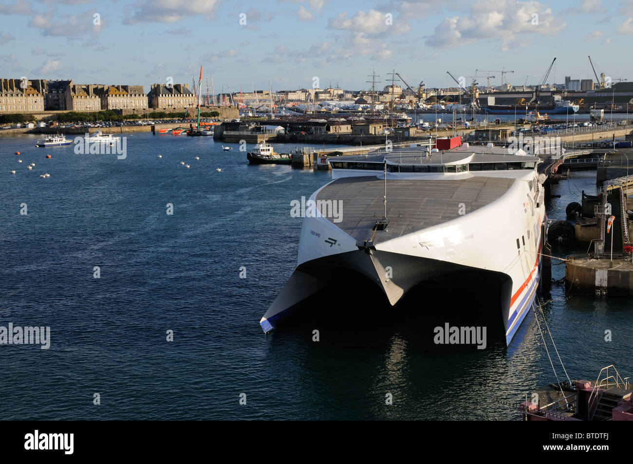 Fastcat RORO Fähre Condor Rapide mit dem Hintergrund von St Malo eine ...