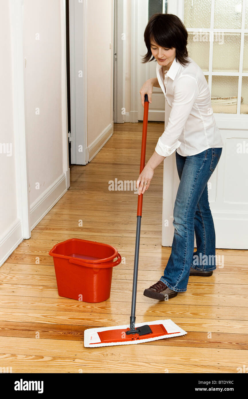 Frau Wischt Den Boden Stockfotos und -bilder Kaufen - Alamy